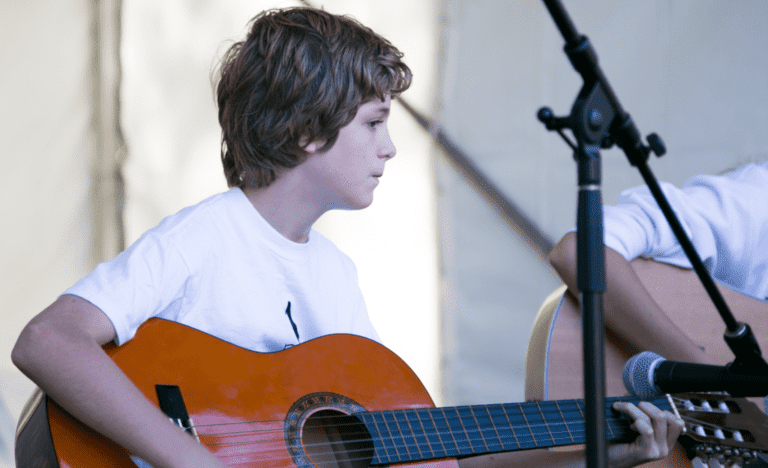 20 Two Chord Songs To Play On Guitar (+ Tabs & Videos)