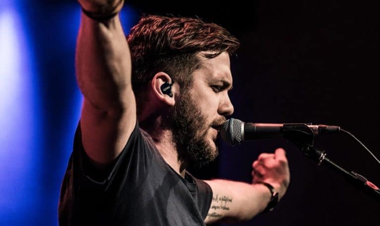 Why Do Singers Wear Earpieces When Performing? | PlayTheTunes