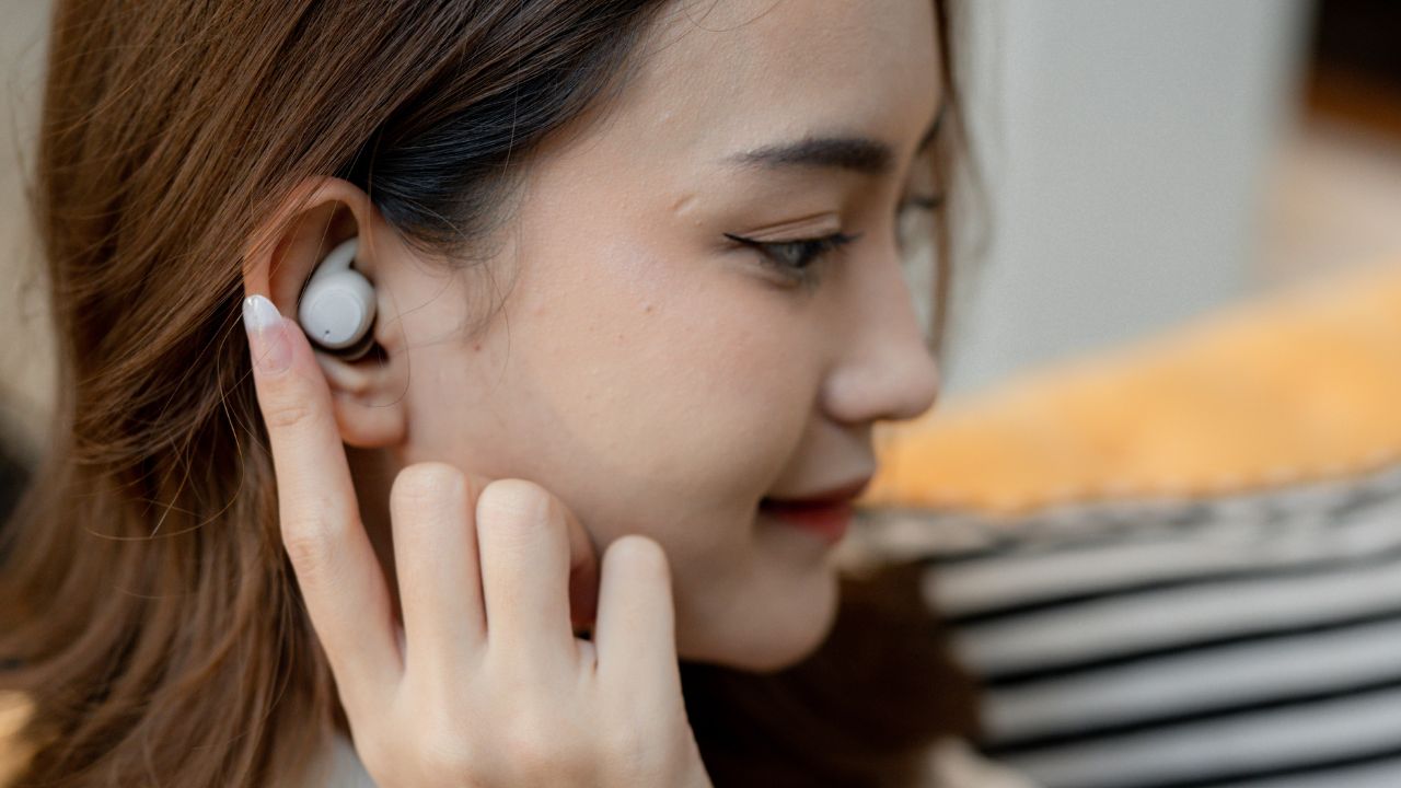Earbuds vs. Earphones: What Are the Differences? - Play The Tunes