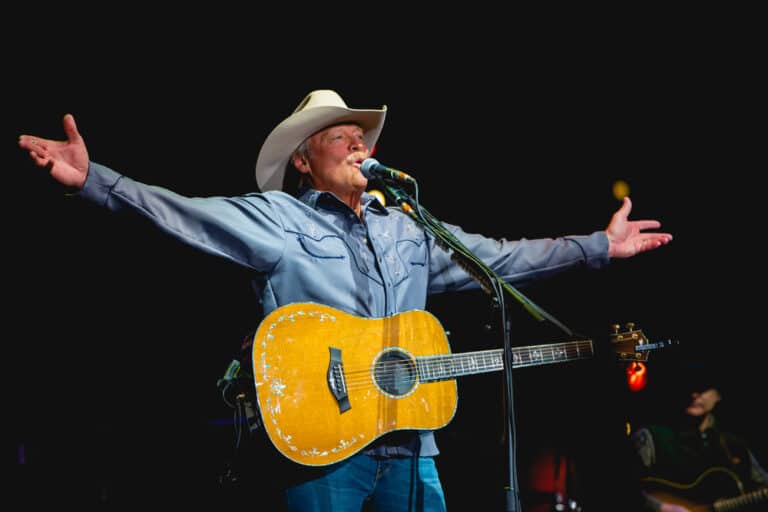 21 Famous Male Country Singers of All Time - Play The Tunes